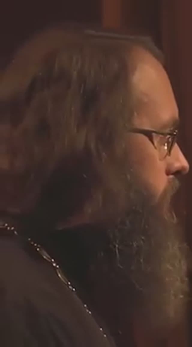 Священник Валерий Духанин: Красная нить на запястье