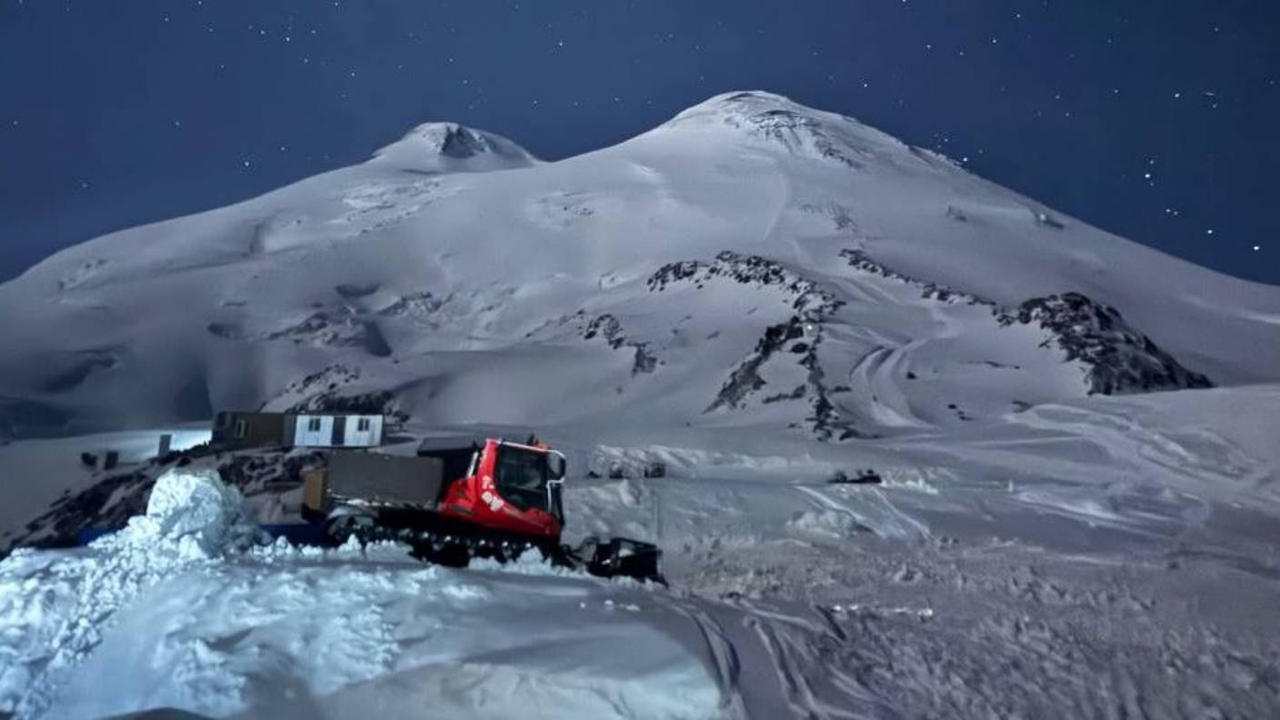 После «супергёрлс» Александр Абрамов поведёт на Эльбрус «супердогс».  Сложный первый день!