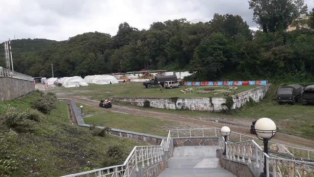 Море штормит, ветер шумит. А ребята из детского лагеря "Юнармия" проводят занятия на военной технике