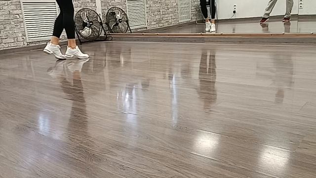 Бачата. Одна из двух главных составляющих в технике танца.