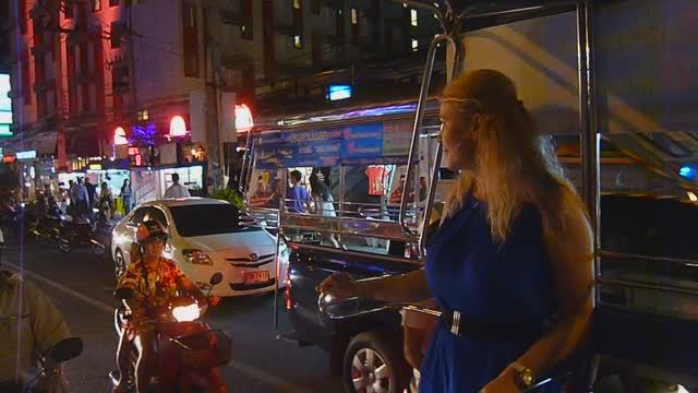 На тук-туке вечером - в Паттайе, Таиланд.
