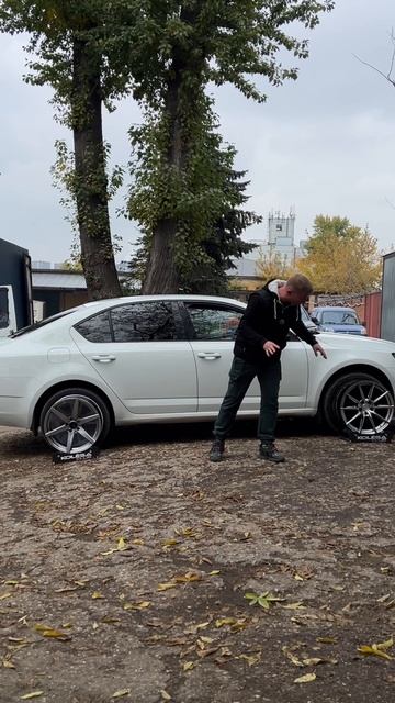 Skoda Octavia на примерке дисков в 18-ом диаметре