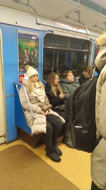 Что снится девушкам в вагоне метро? Ваше мнение в комментариях...  Ленинград (Санкт-Петербург)