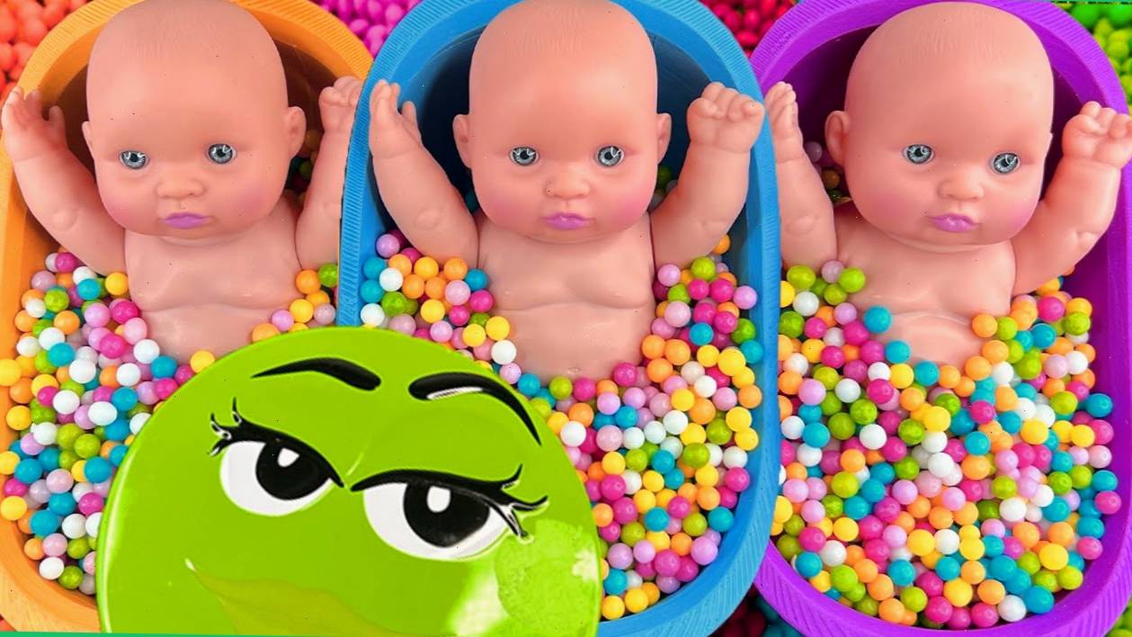 Мультики для детей. Перемешиваем конфеты в ванночках с куклами. Смотреть онлайн для детей и малышей.