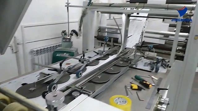 Запуск станка Jingmoda LSD-700B для производства бумажных уголков для гамбургеров и картошки фри