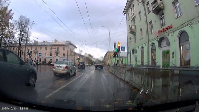 Грузовик поехал на красный ©20251013