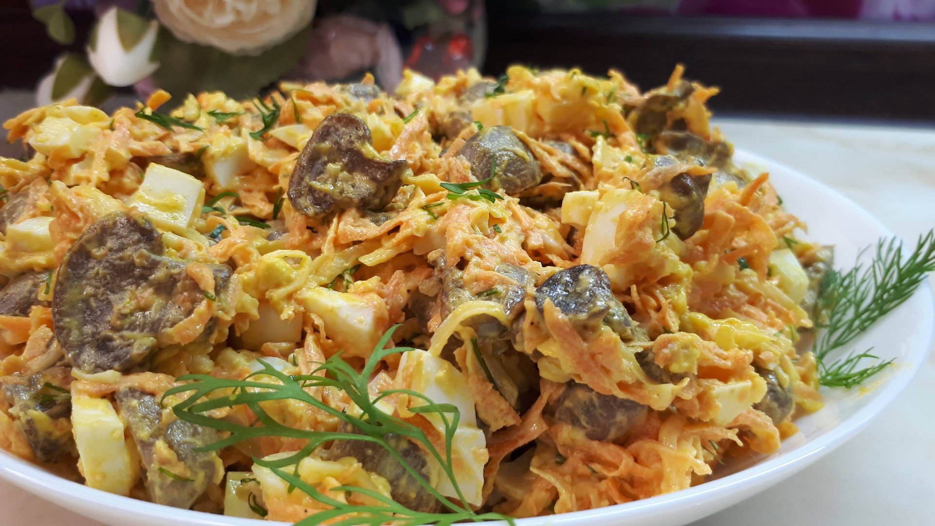 Салат с шампиньонами, морковью, сыром и яйцами. Вкусная минутка от Натали.