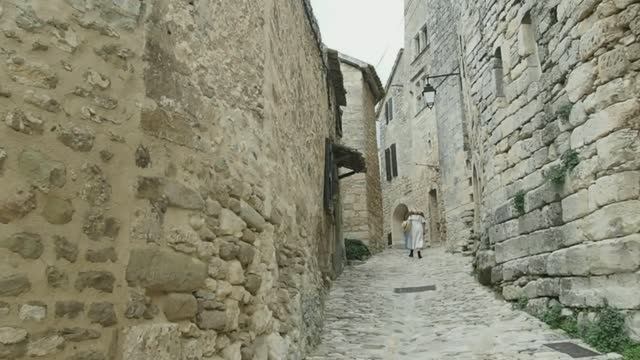 Подъем к замку маркиза де Сада (Франция, Прованс, деревня Лакост).