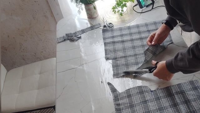 Швейные будни: выкраиваю основную часть детской фуфайки (светлая клетка), рост 104