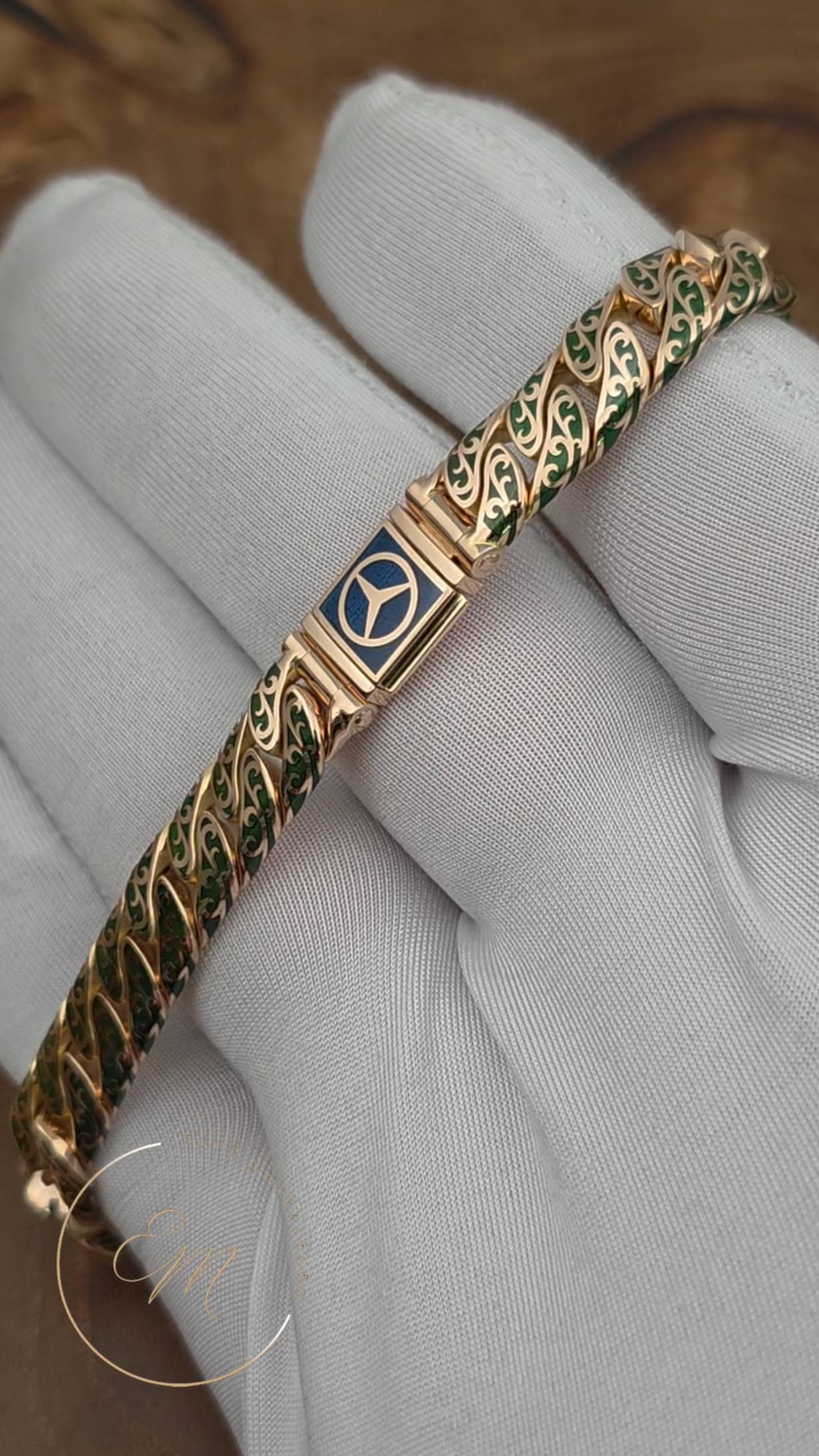 Золотая панцирная цепь с ювелирной эмалью