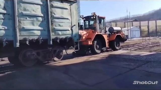 Локомобиль СТАНИСЛАВ-705 (маневровый локомотив на комбинированном ходу) в работе