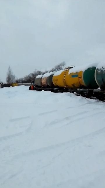 Локомобиль СТАНИСЛАВ-705 (маневровый локомотив на комбинированном ходу) в работе, тащит вагоны