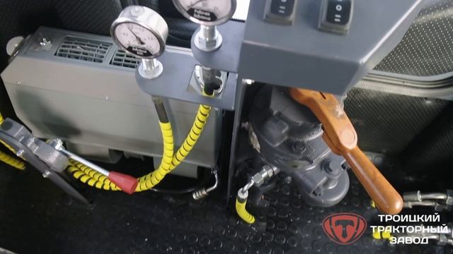 Локомобиль СТАНИСЛАВ-705 (маневровый локомотив) с многофункциональным отвалом Landmaster тип бабочка