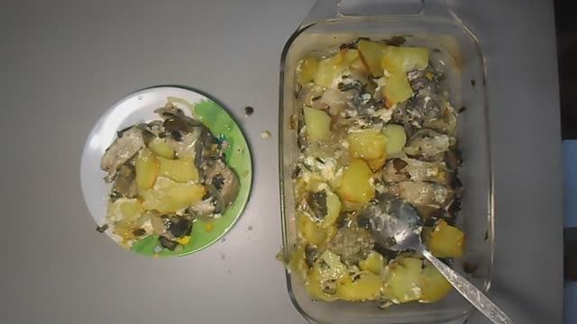 Готовим окуня с грибами и картофелем под майонезом в духовке