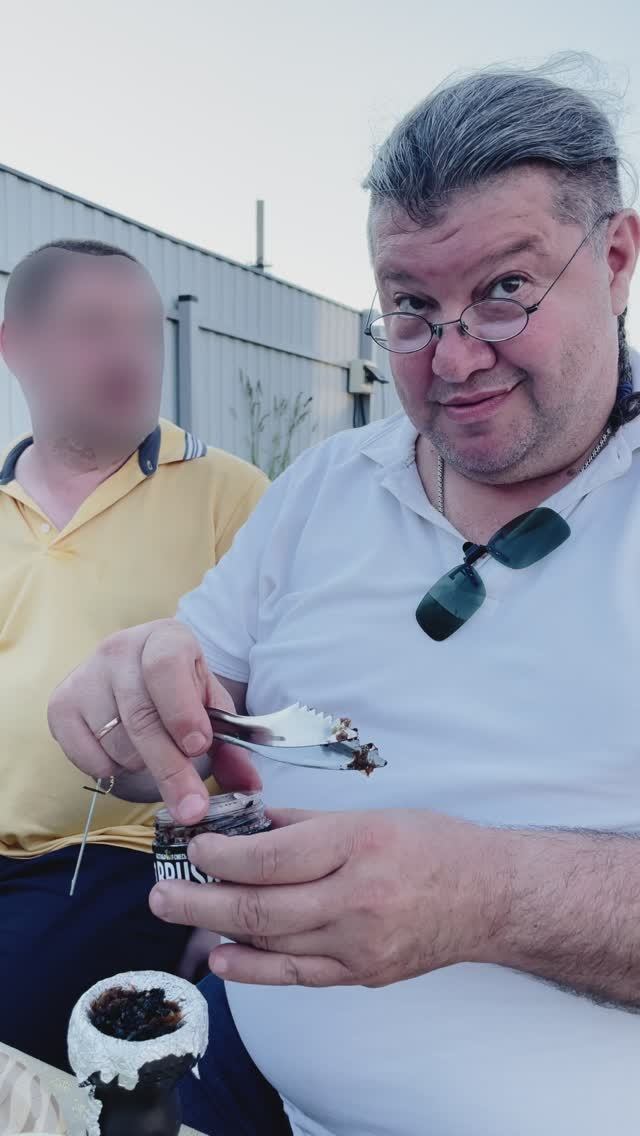 Турецкий мужчина учит забивать кальян / Секретный ингредиент