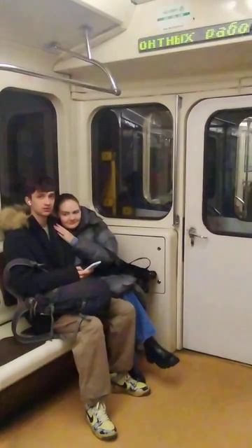 Юноше нравится девушка, а девушке нравится...  телефон