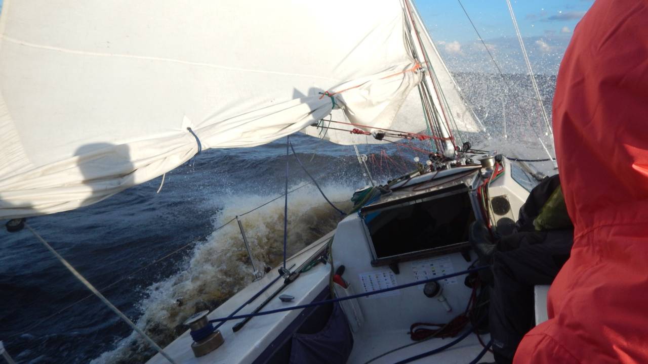 "Чаю мне налей, да и покрепче завари". Клип на песню о яхтенном походе.
