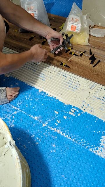 Укладка керамогранита на мембрану. #new #diy #ремонтвдоме #топ