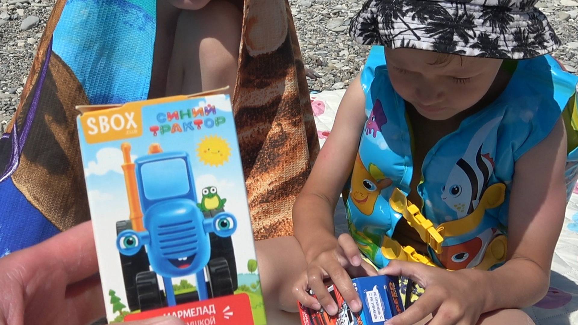Влог. Макс и Рома - Распаковка игрушек - Синий трактор и машинки.