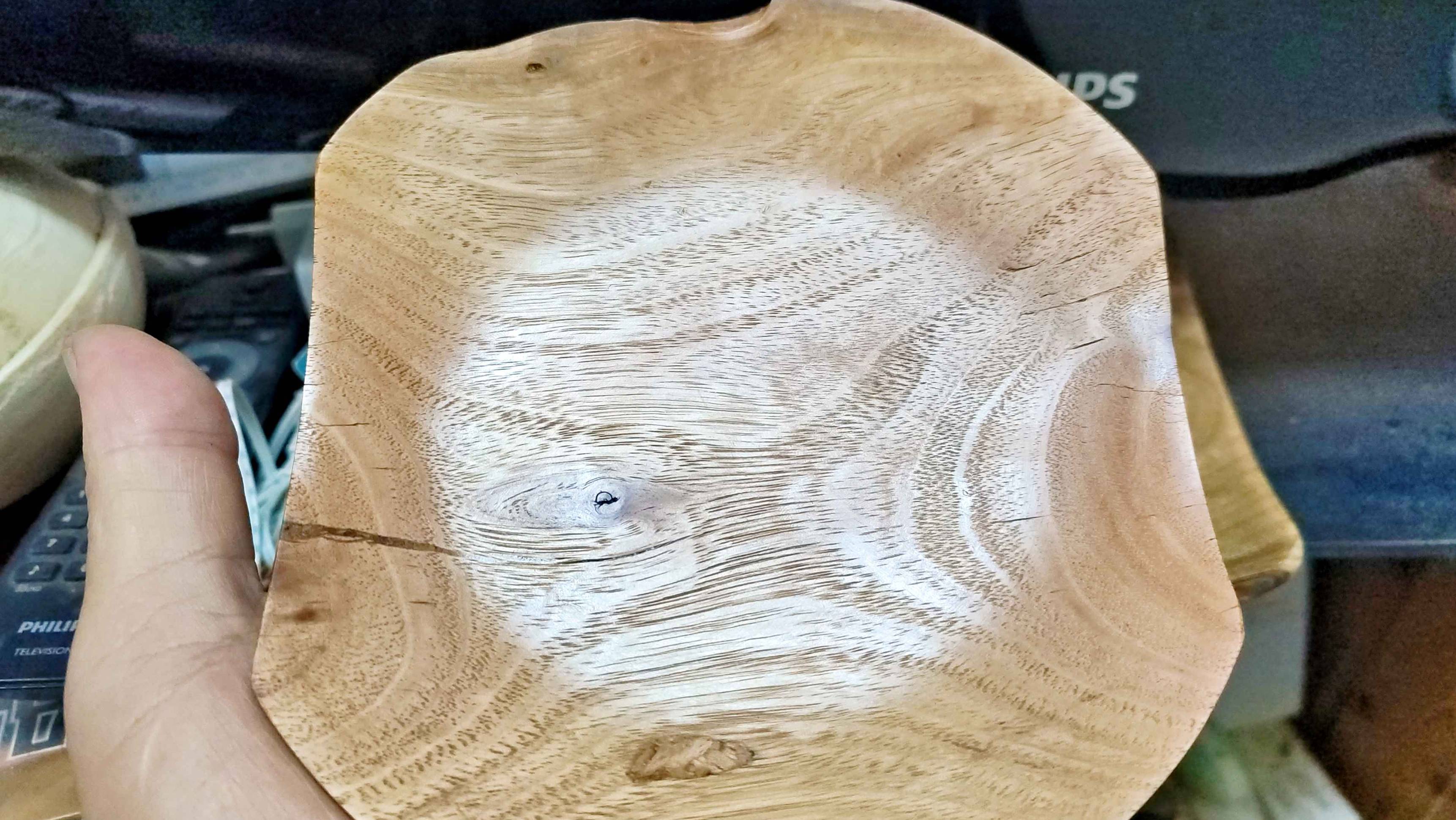 Тарелочка из бросовой эвкалиптовой чурки, отработка покрытия шеллаком и карнаубским воском