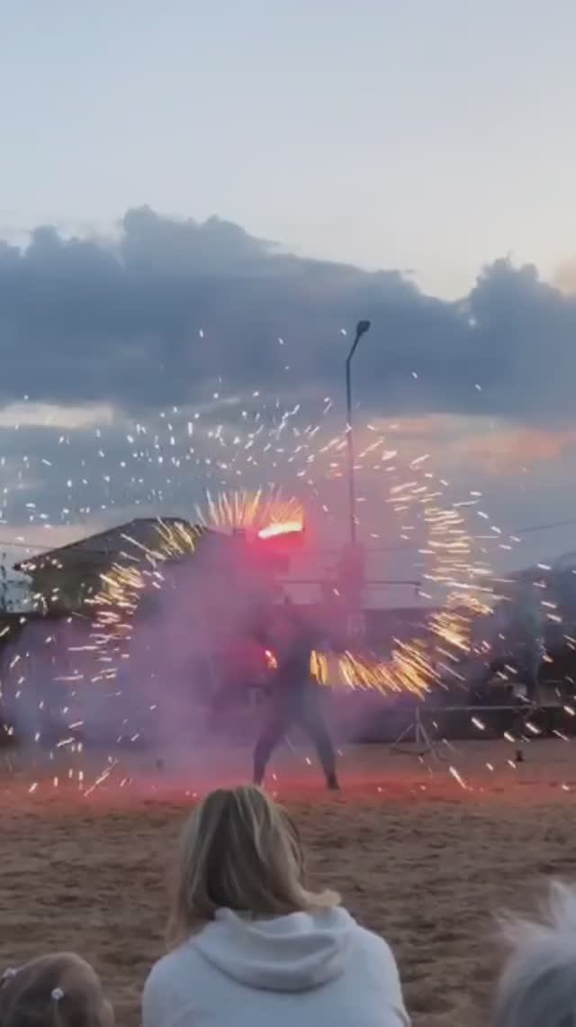 Средневековое огненное шоу в конно-спортивном клубе.