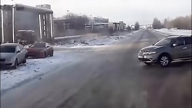 гололед -это беда на дороге.(4)