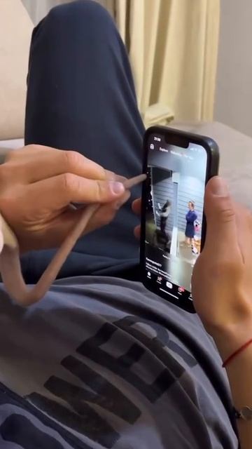 Использует кота на максимум 😂😸😂