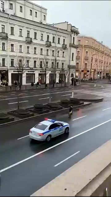 Погоня в Москве , обезьяна на самокате умело уходит от погони