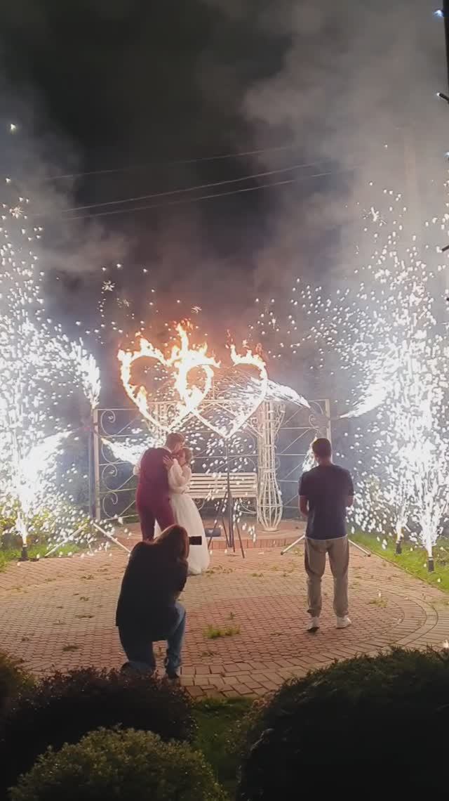 Красивый фейерверк на свадьбу: огненные сердца, пиротехнические вертушки и фонтаны)
