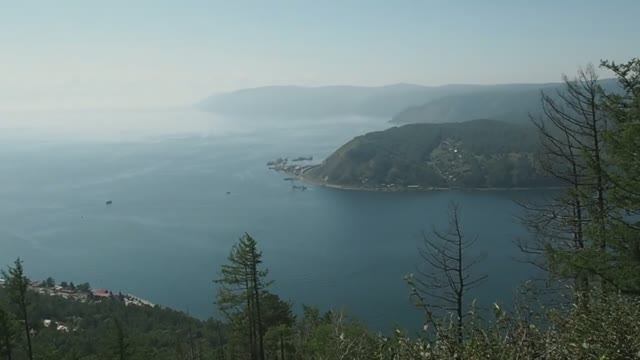 Смотровая площадка - вид на озеро Байкал и реку Ангару (камень Черского).