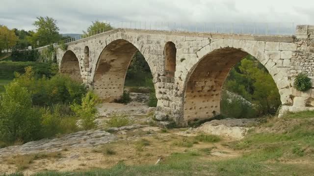 Древнеримский мост Понт Жульен (Франция, Прованс).
