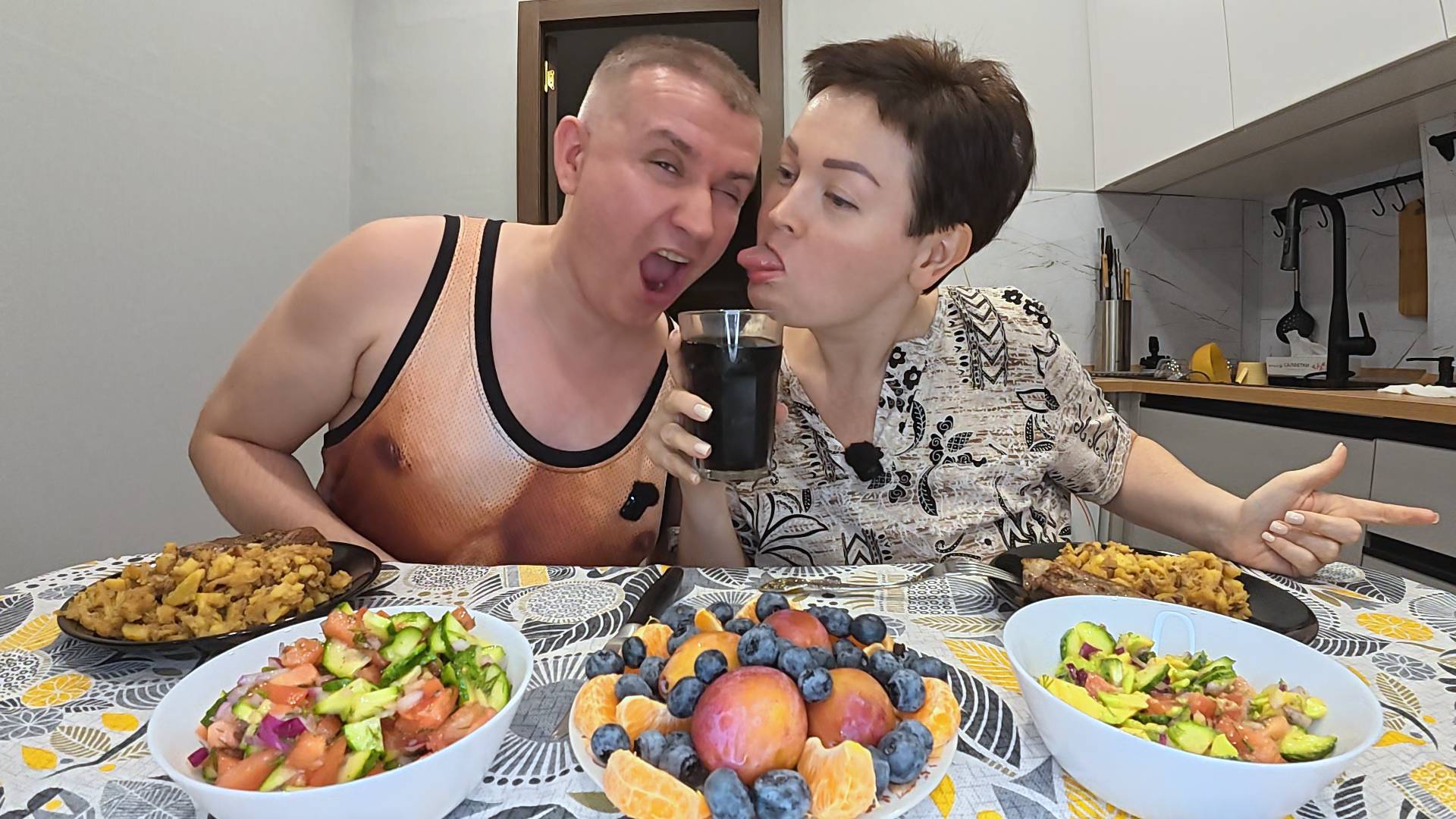 Мукбанг СПОРИМ с Вованом, аж до ХРИПОТЫ! Веселимся и болеем за Больших ДЕВОЧЕК) Семейный ужин Россия