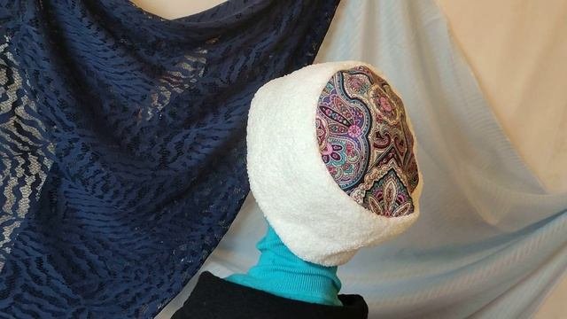 Зимняя, стилизованная под кубанку, шапочка