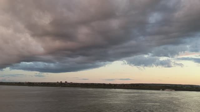 Тучи и закат над рекой Томь в Томске.