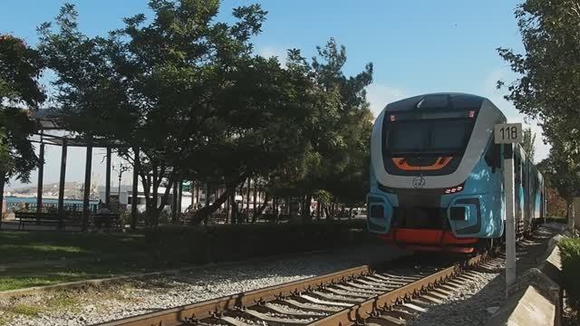 Набережная и железная дорога в Феодосии (Крым).