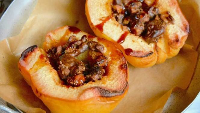 Запеченная айва с орехами.