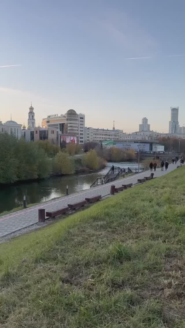 Екатеринбург на закате солнца. Плотинка и набережная реки Исеть. Октябрь 2025.