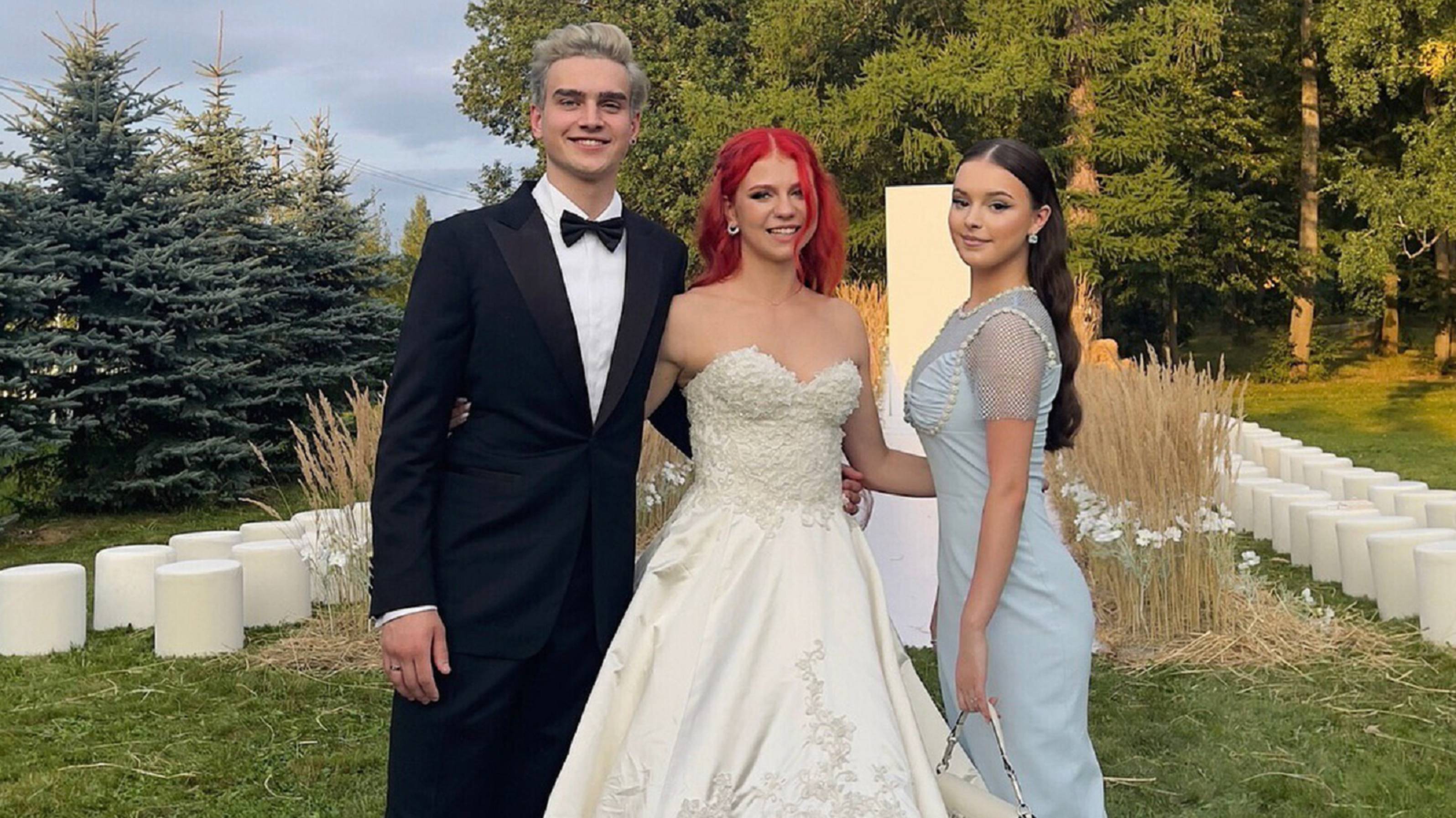 Александра Трусова и Макар Игнатов обвенчались, а Джереми Реннер закрутил роман с моделью.