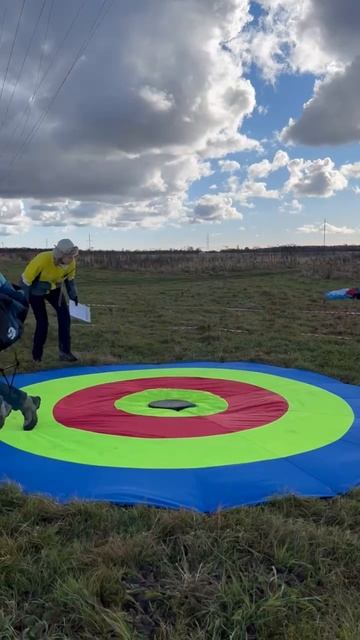 Неспешно подлетаешь к мишени, останавливаешься, зависаешь и плавненько спускаешься в центр мишени.