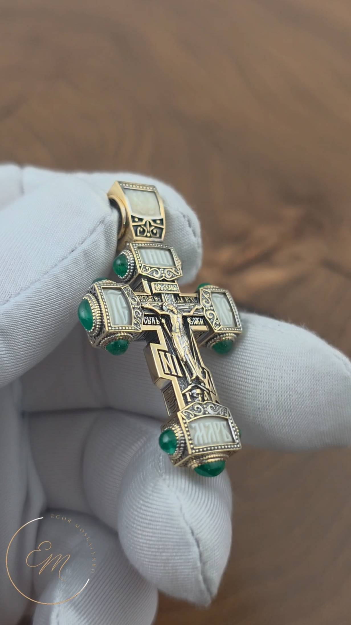 Золотой византийский крест с изумрудами