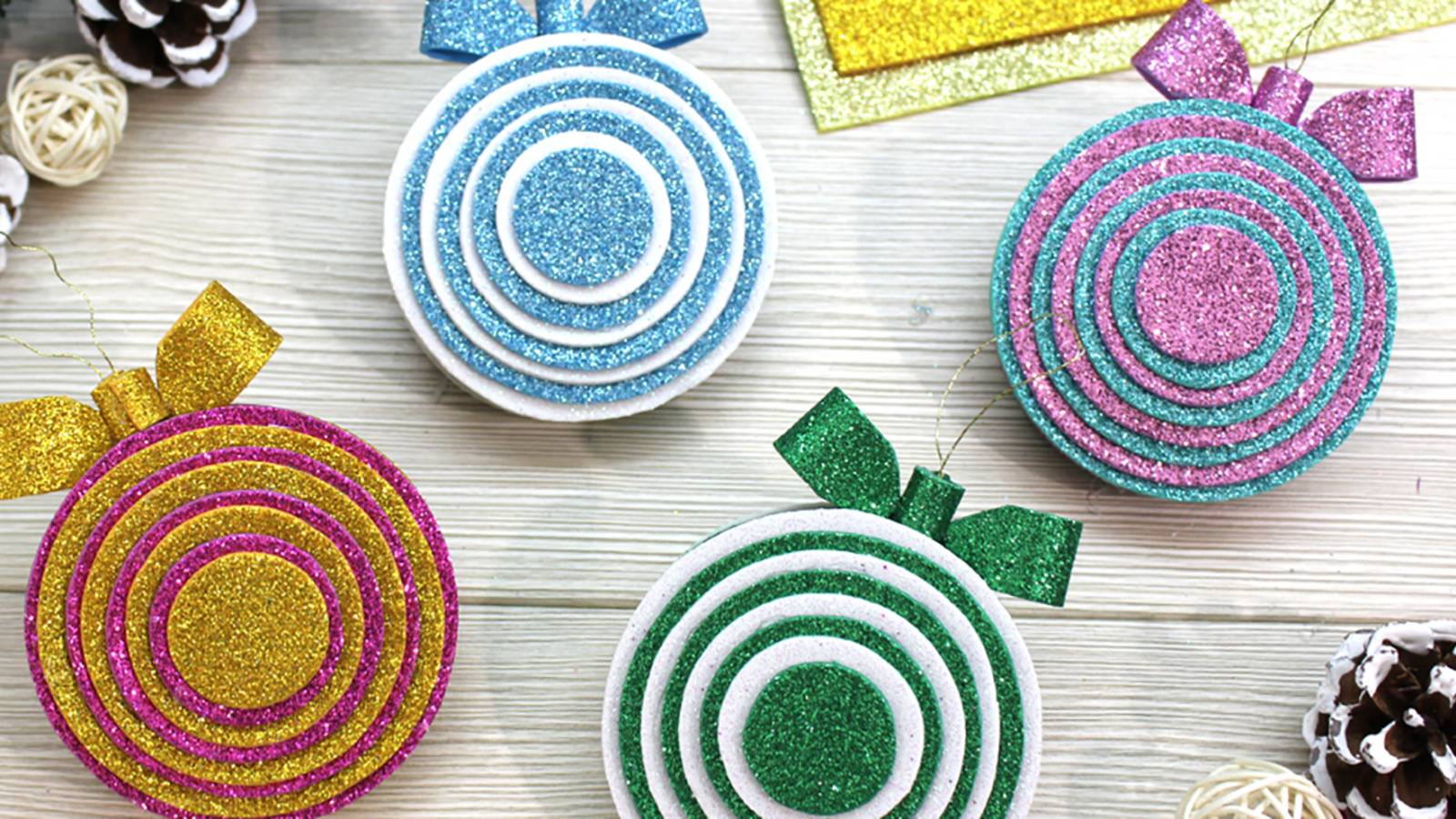 Сделала из кругов фоамирана красивую игрушку на ёлку своими руками. Смотрите, как просто