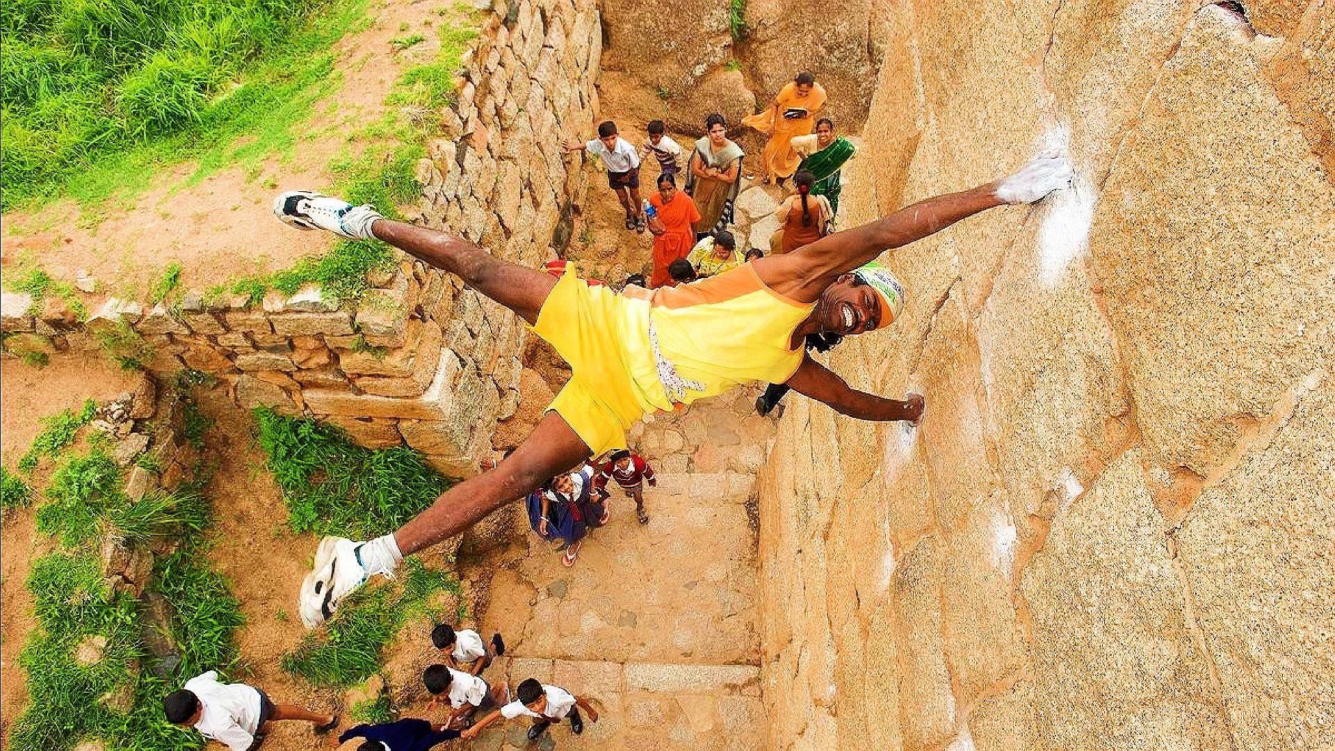 Вчера Строитель, Сегодня Скалолаз, Король Обезьян Индиец Джиоти Радж Показывает Свои Способности