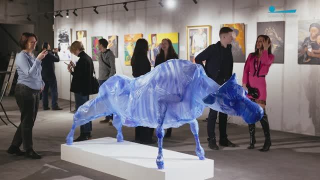 Российский художник создал корову из мусора. Теперь её ждут на выставке в ОАЭ!