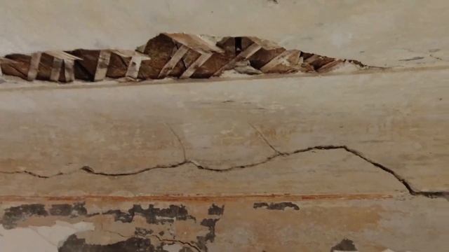 д.20-21 Расшивка трещин и укрепление саморезами старой штукатурки. Реставрация потолка с лепниной.