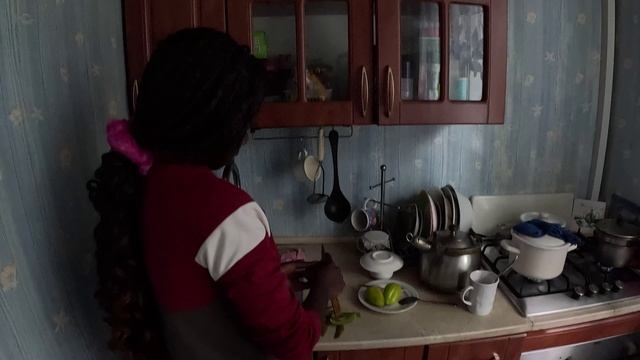 Африканка в России пробует Квас, Манку, Киви,  Глазированный сырок, колбасу, глупцы