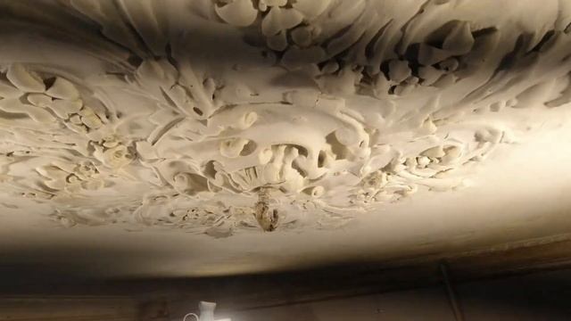 1. "161 м. кв." Еще новый проект. Расчистка потолков и лепнины от меловой побелки и краски.