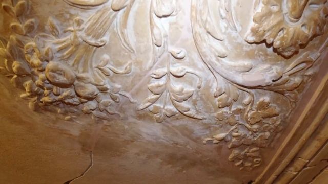 3. Форма НА ПОТОЛКЕ из силикона. Формовка и копирование декоративного угла из гипса.