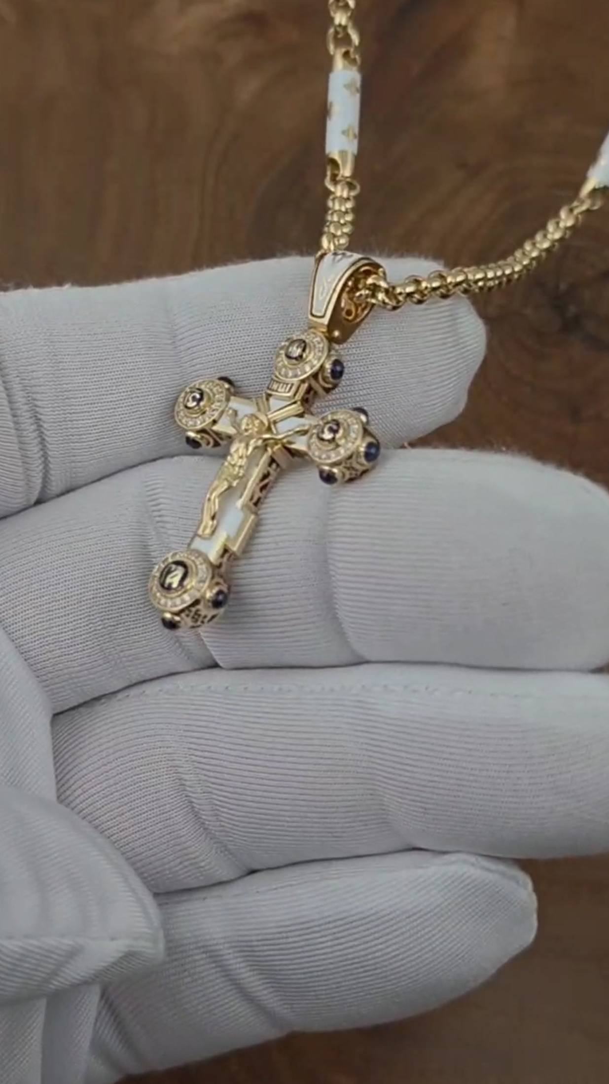Русский нательный крест белый с бриллиантами и сапфирами