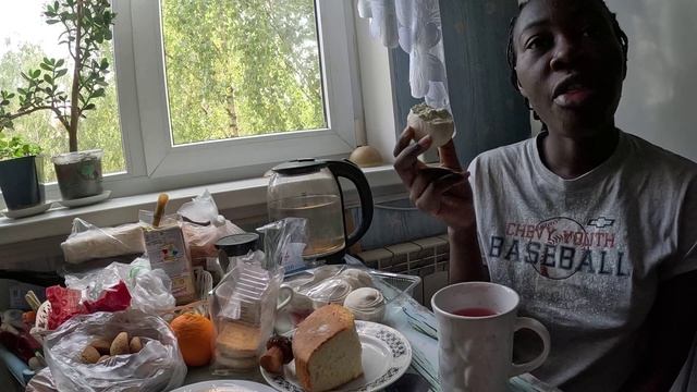 Африканка Анн пробует чебуреки нектарины персики зефир и маринованные огурцы в России пюрешку домашн