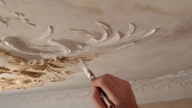 День 119-142. Покраска лепнины и потолка вручную кистями и валиком. Haft- & Sperrgrund и Phönix Matt